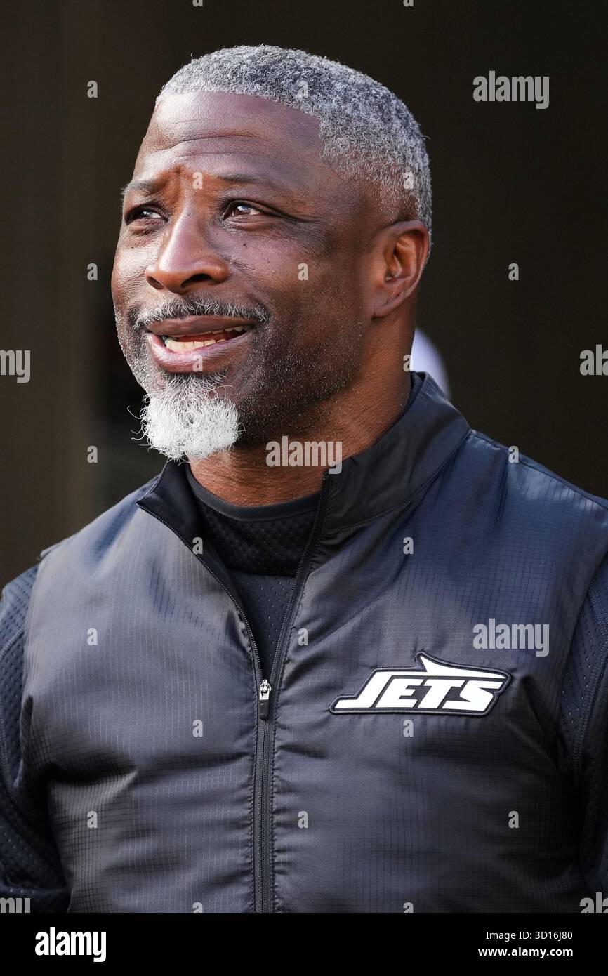New York Jets head coach Aaron Glenn walks onto the field before an NFL ...