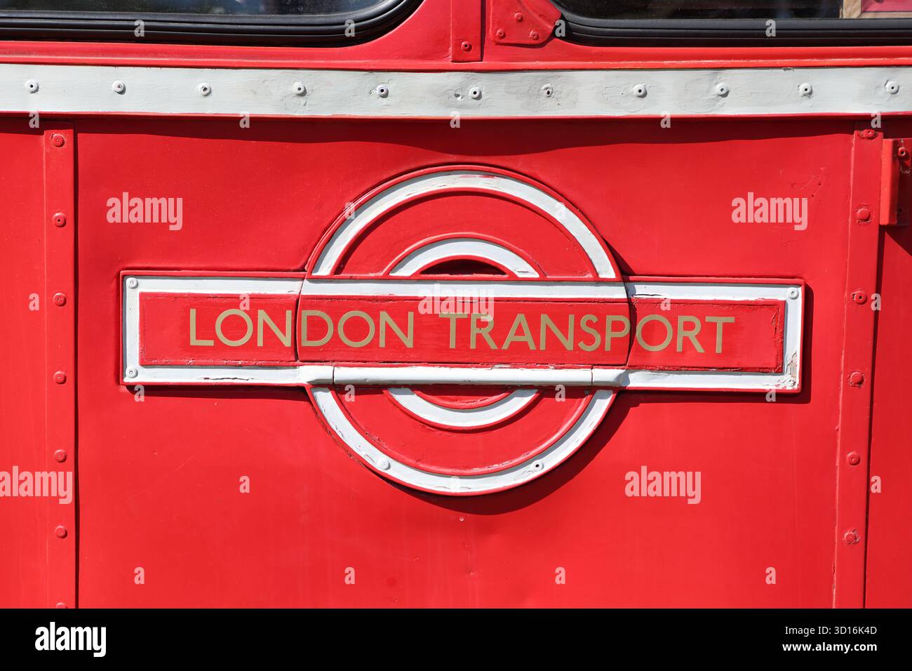 London Transport vintage bus roundel logo Stock Photo - Alamy