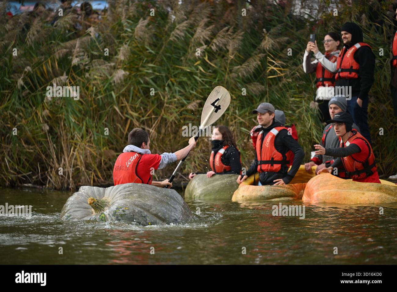 Kasterlee, Belgium. 26th Oct, 2025. The 'Pompoenregatta' boat race in ...