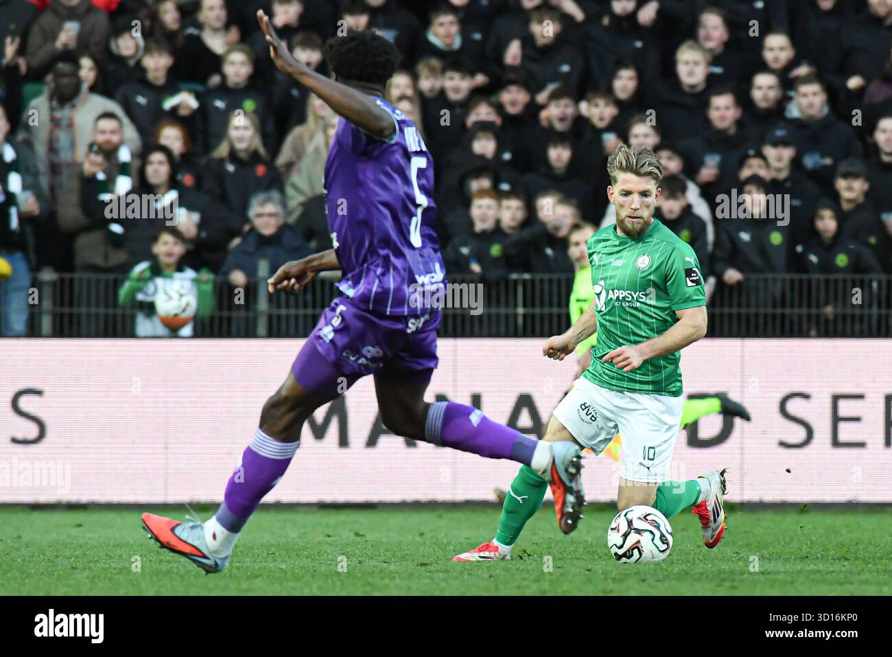 Beerschot's Loic Mbe Soh and Lommel's Tom Reyners pictured in action ...
