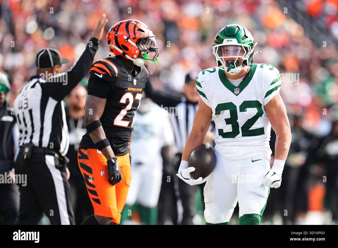 New York Jets running back Isaiah Davis (32) reacts after a run during ...