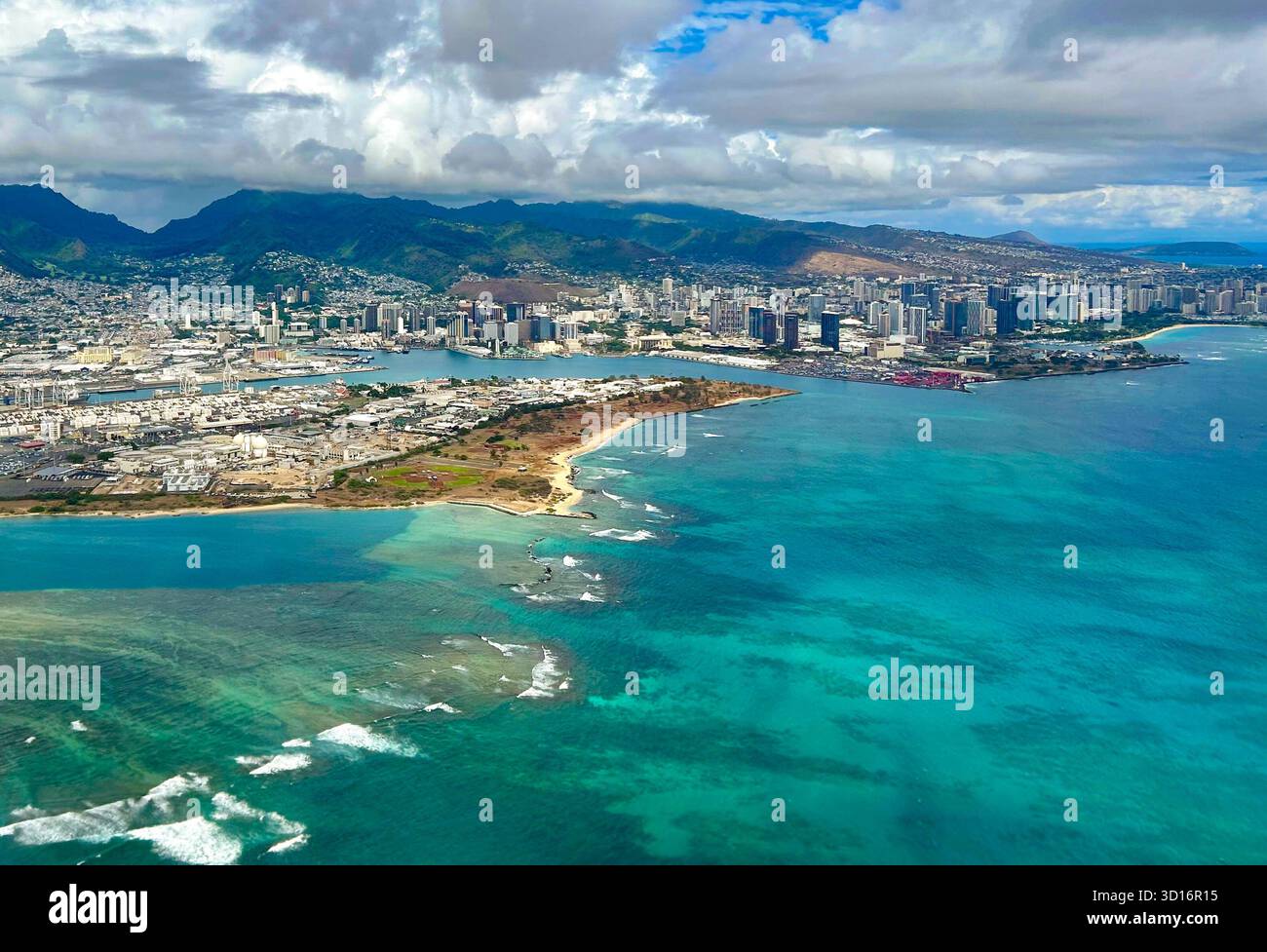 23 October 2025, USA, Honolulu: Honolulu, on the south coast of the ...
