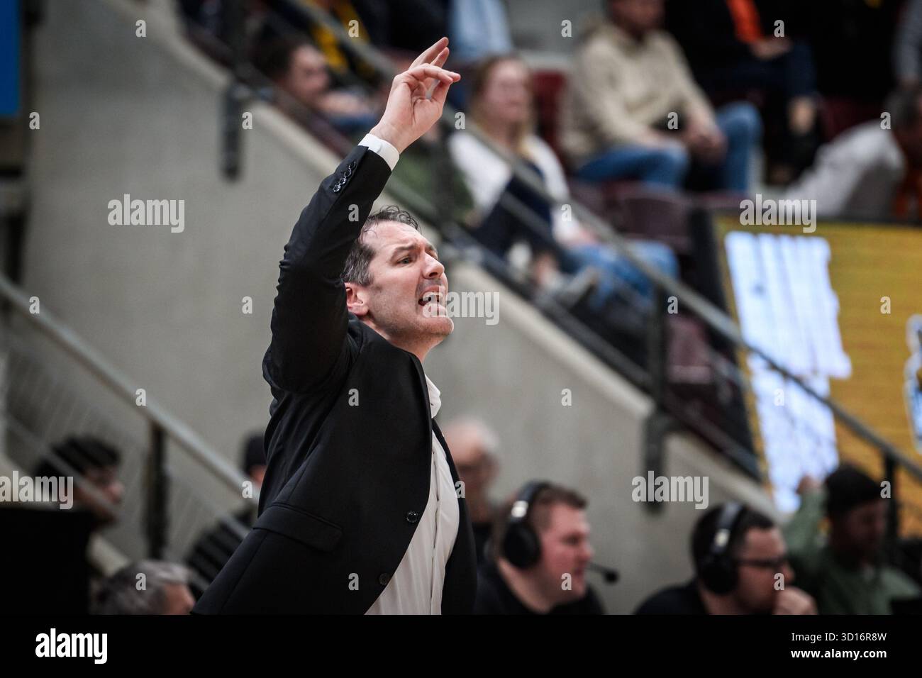 Ty Harrelson (ratiopharm Ulm, Head-Coach) - sichtlich unzufrieden ...