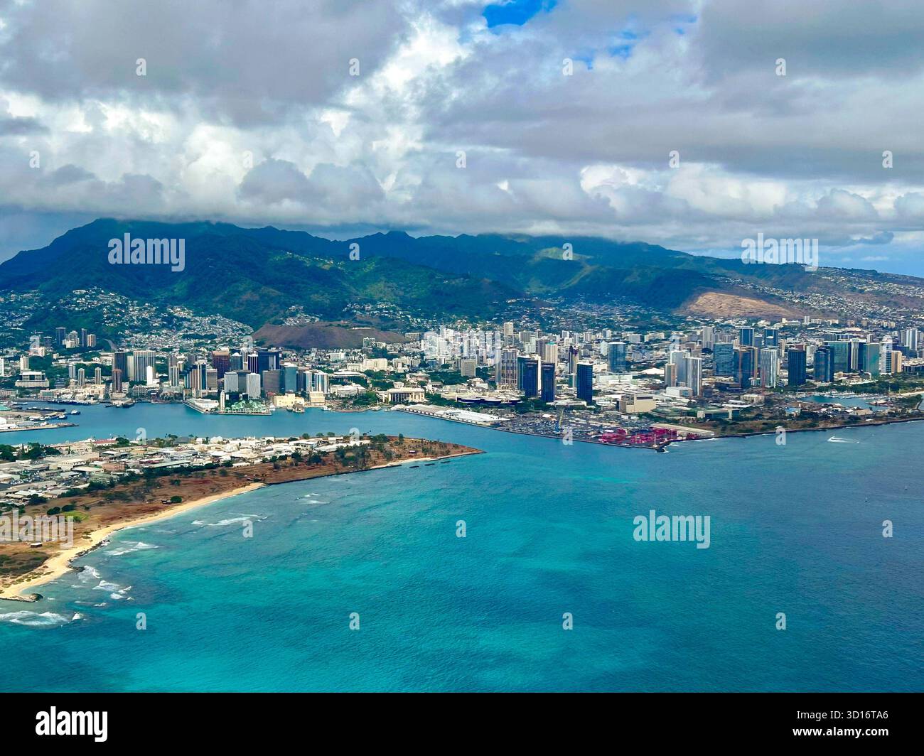 23 October 2025, USA, Honolulu: Honolulu, on the south coast of the ...
