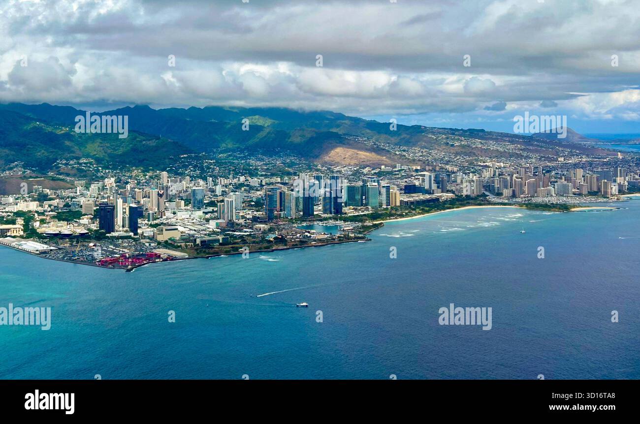 23 October 2025, USA, Honolulu: Honolulu, on the south coast of the ...