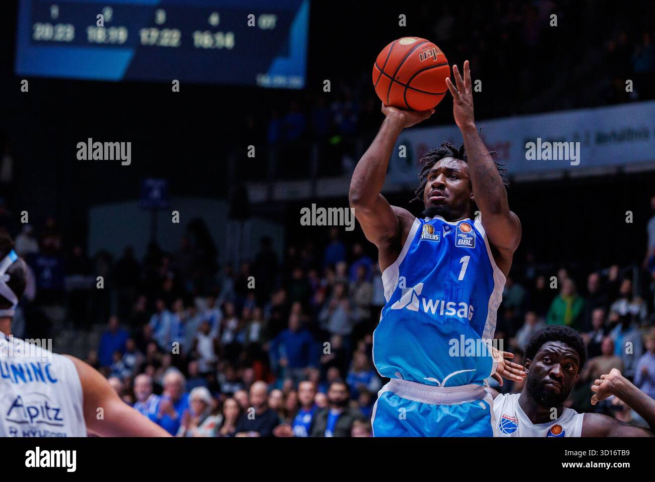 Isaiah Swope (Frankfurt Skyliners, 1) mit einem Sprungwurf aus der ...