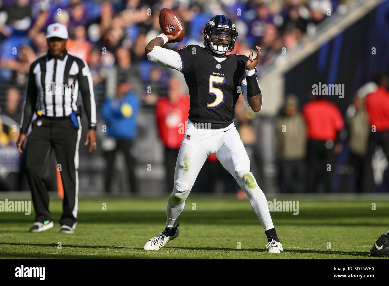 Baltimore Ravens quarterback Tyler Huntley (5) passes during the second ...