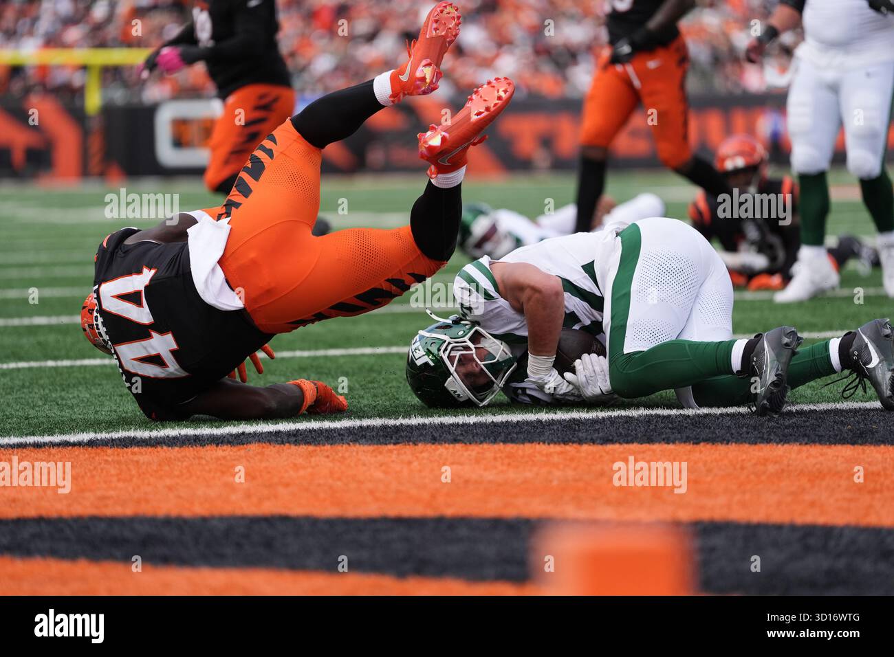 New York Jets running back Isaiah Davis (32) catches a two-point ...