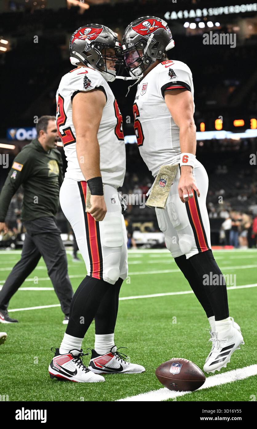 Tampa Bay Buccaneers quarterback Baker Mayfield, right, and center ...