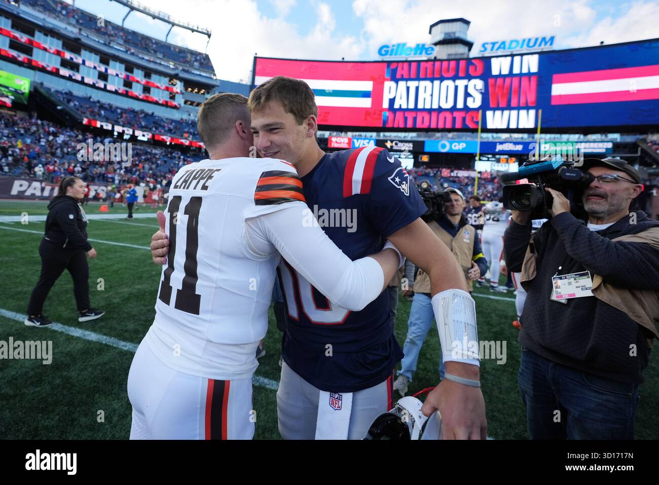 Cleveland Browns quarterback Bailey Zappe (11) congratulates New ...