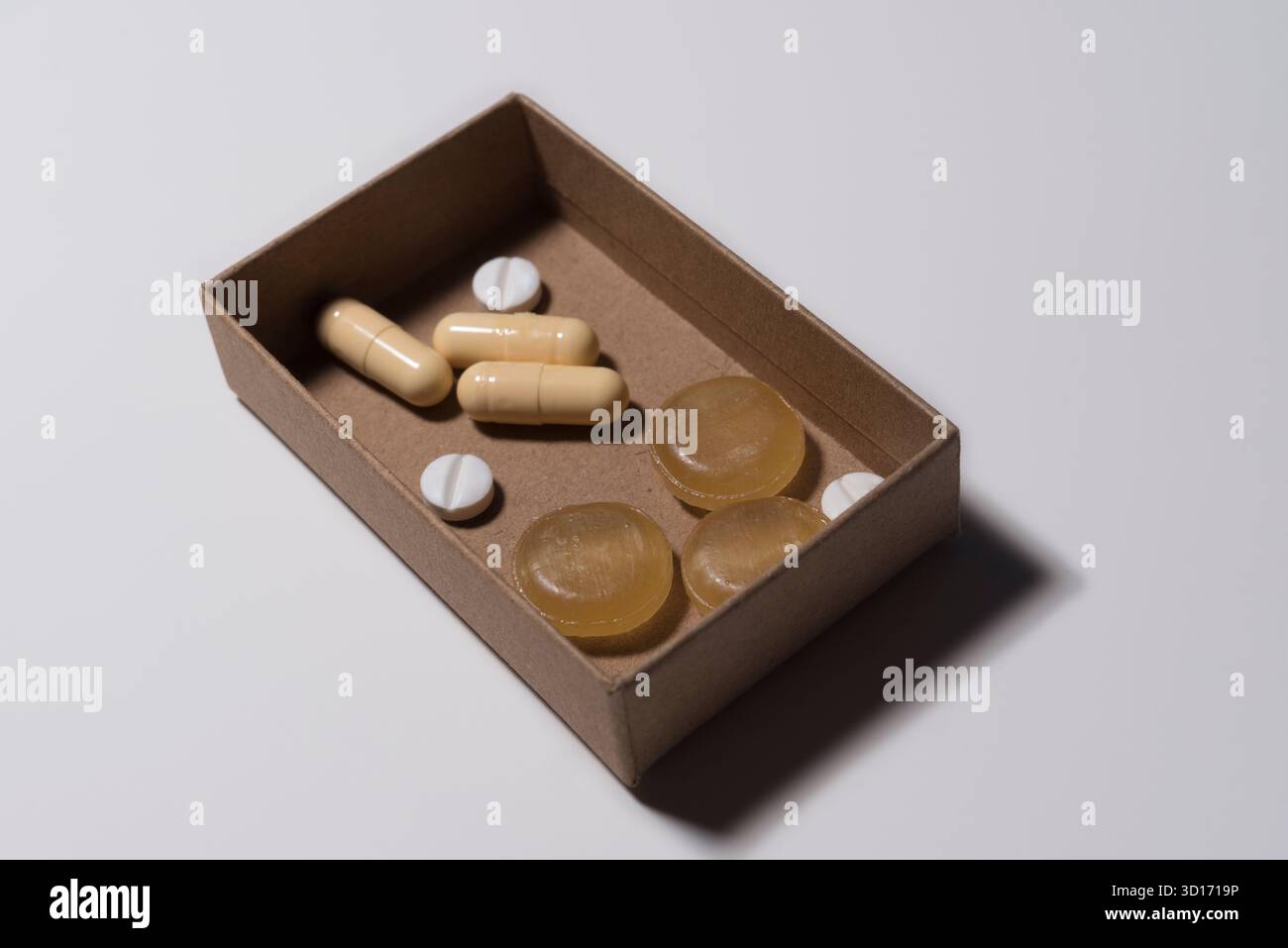 Cream colored pills hi-res stock photography and images - Alamy
