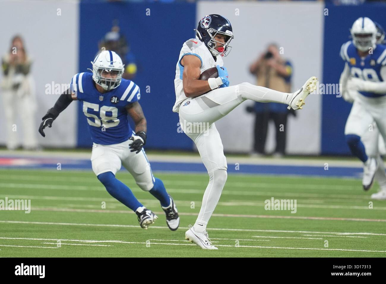Tennessee Titans wide receiver Chimere Dike (17) makes a catch in front ...