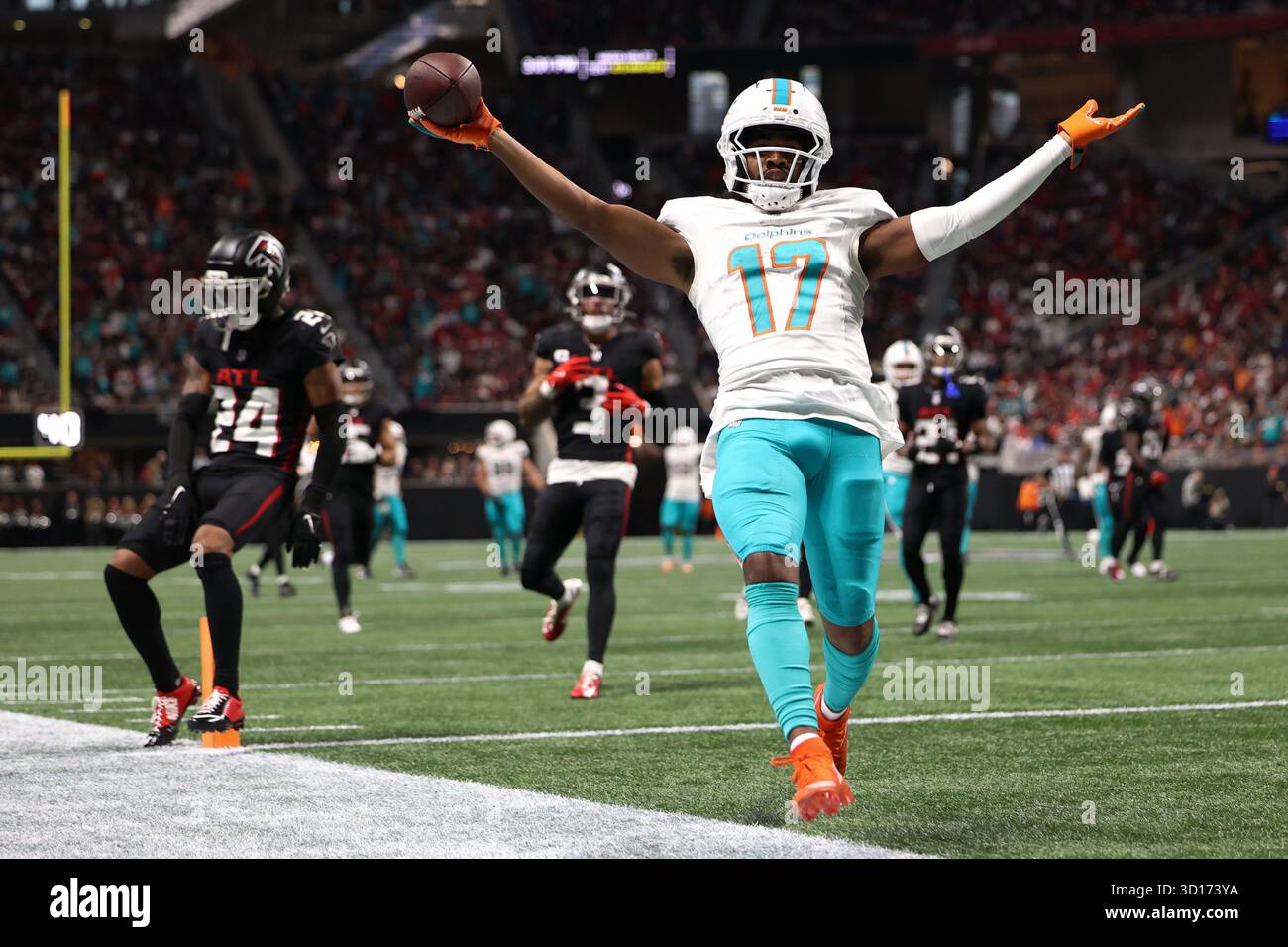 Miami Dolphins wide receiver Jaylen Waddle (17) scores a touchdown ...