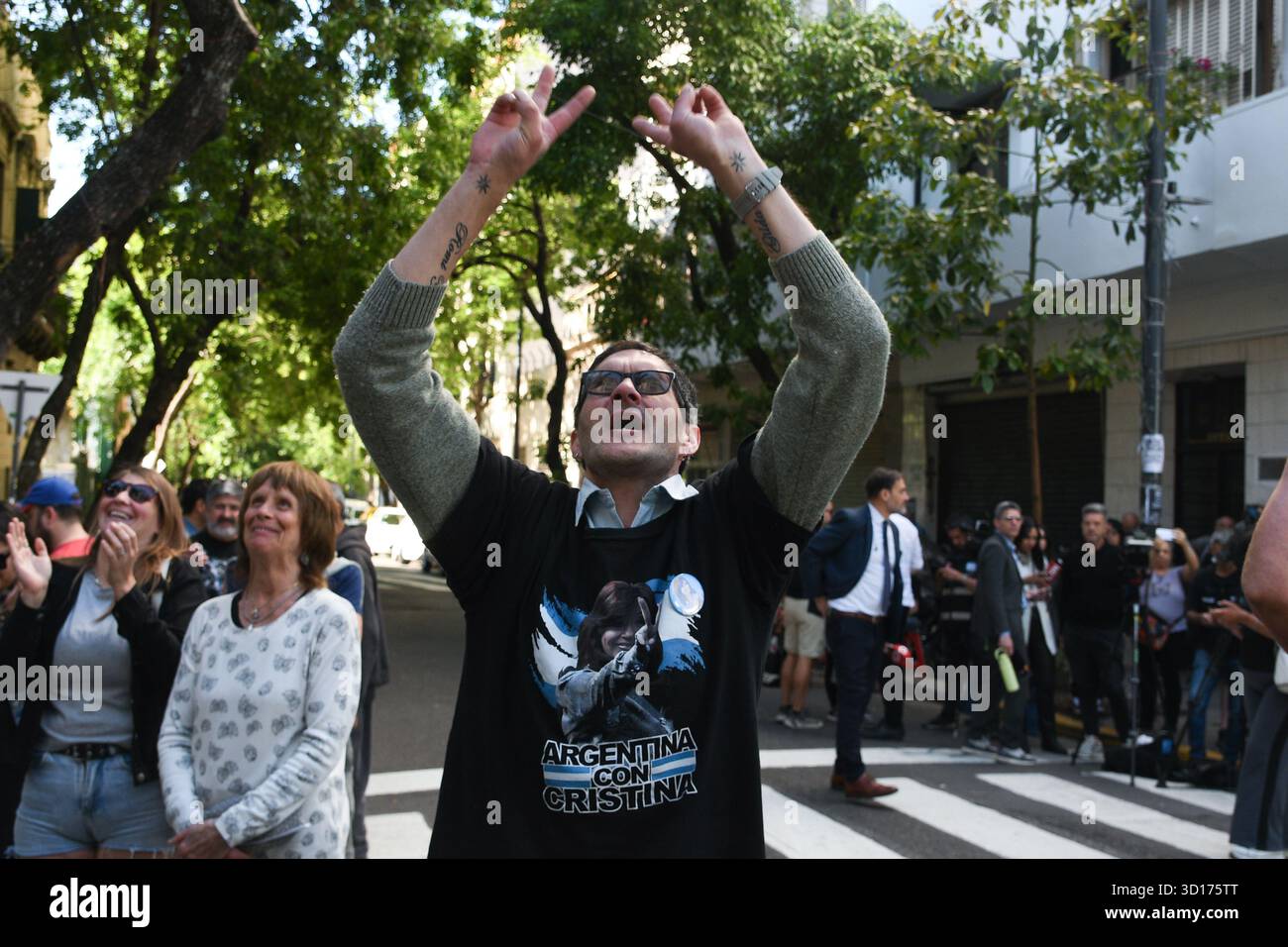 Several people outside Cristina Kirchner's residence during the ...
