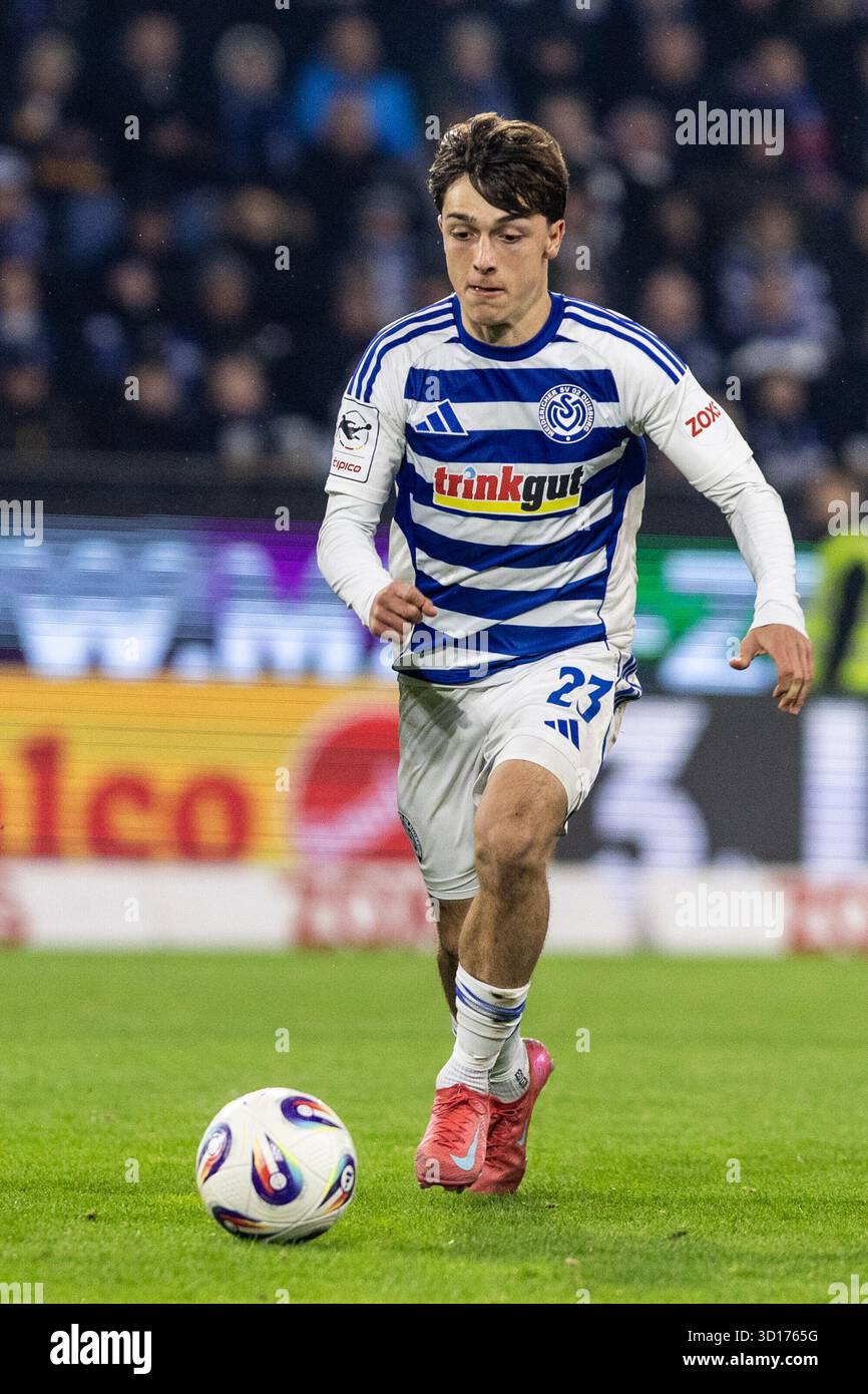 Simon Symalla (MSV Duisburg, 23) 3.Liga: MSV Duisburg - Rot-Weiss Essen ...