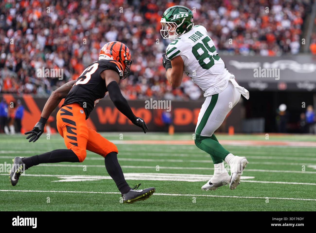 New York Jets tight end Mason Taylor (85), right, catches a pass as ...