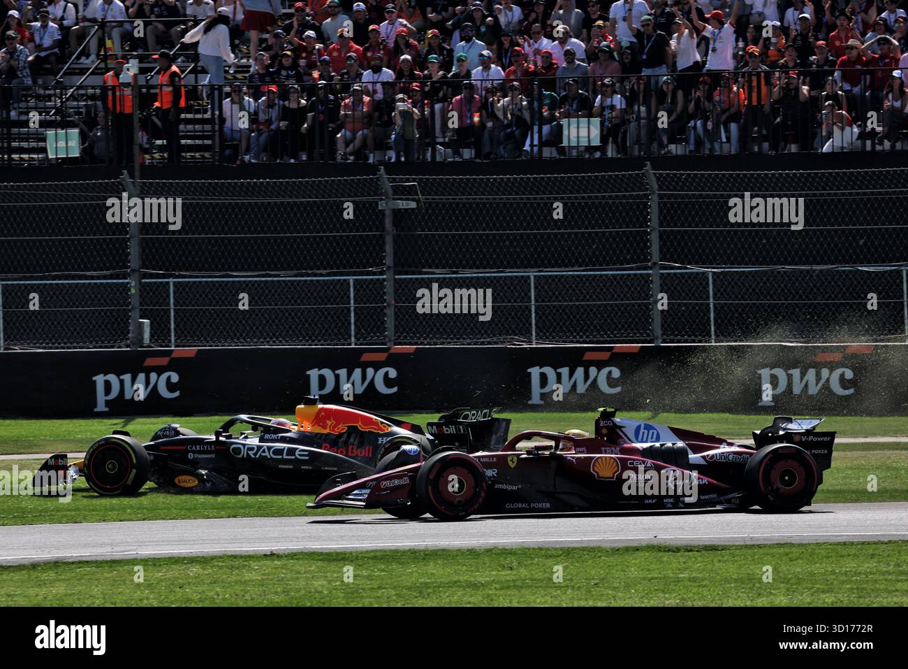 Max Verstappen (NLD) Red Bull Racing RB21 and Lewis Hamilton (GBR ...