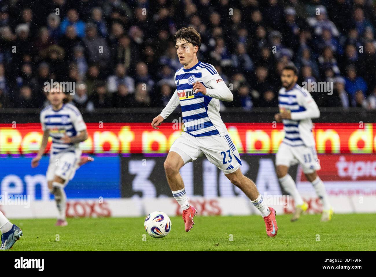 Simon Symalla (MSV Duisburg, 23) 3.Liga: MSV Duisburg - Rot-Weiss Essen ...