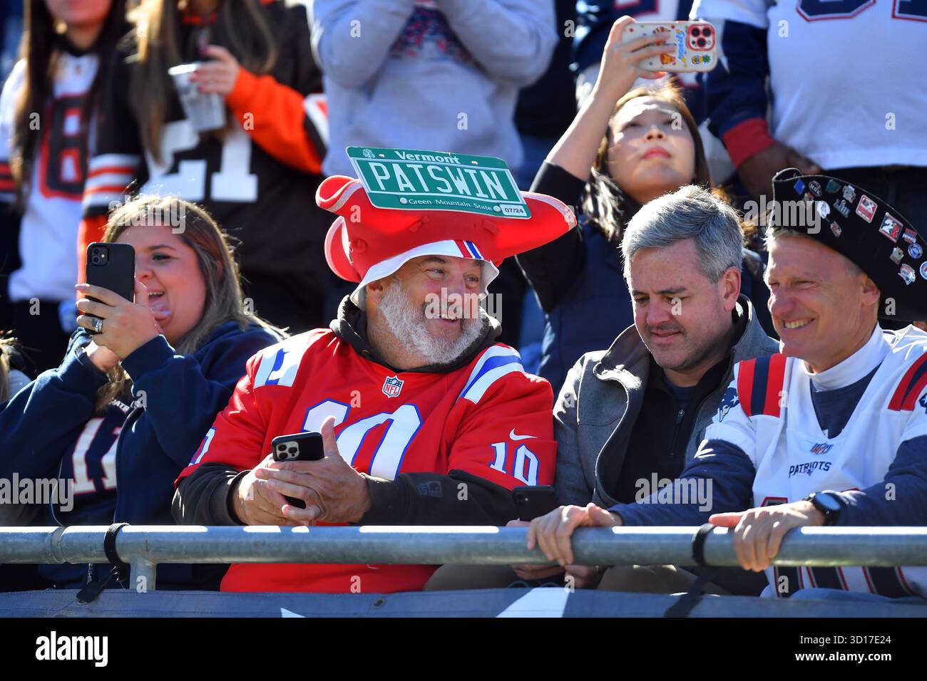 New England Patriots fans wait for the start of an NFL football game ...