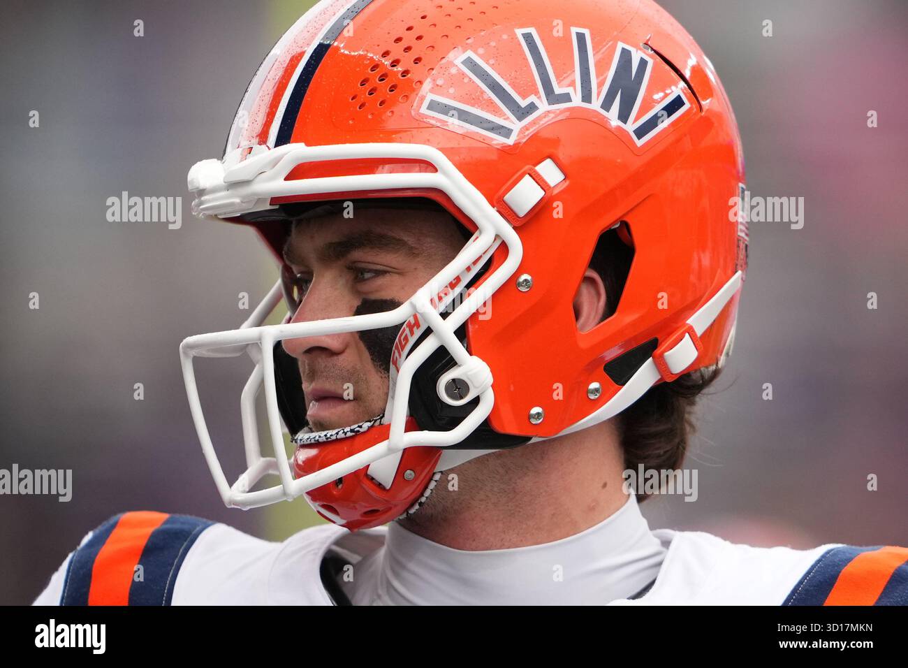 Illinois quarterback Luke Altmyer warms up before an NCAA college ...