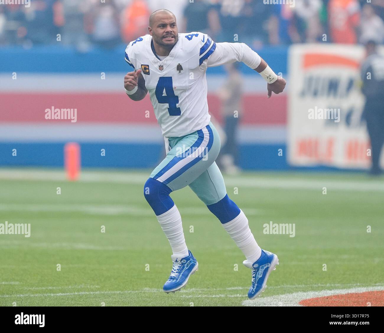 October 26, 2025: Dallas Cowboys quarterback Dak Prescott (4) runs back ...