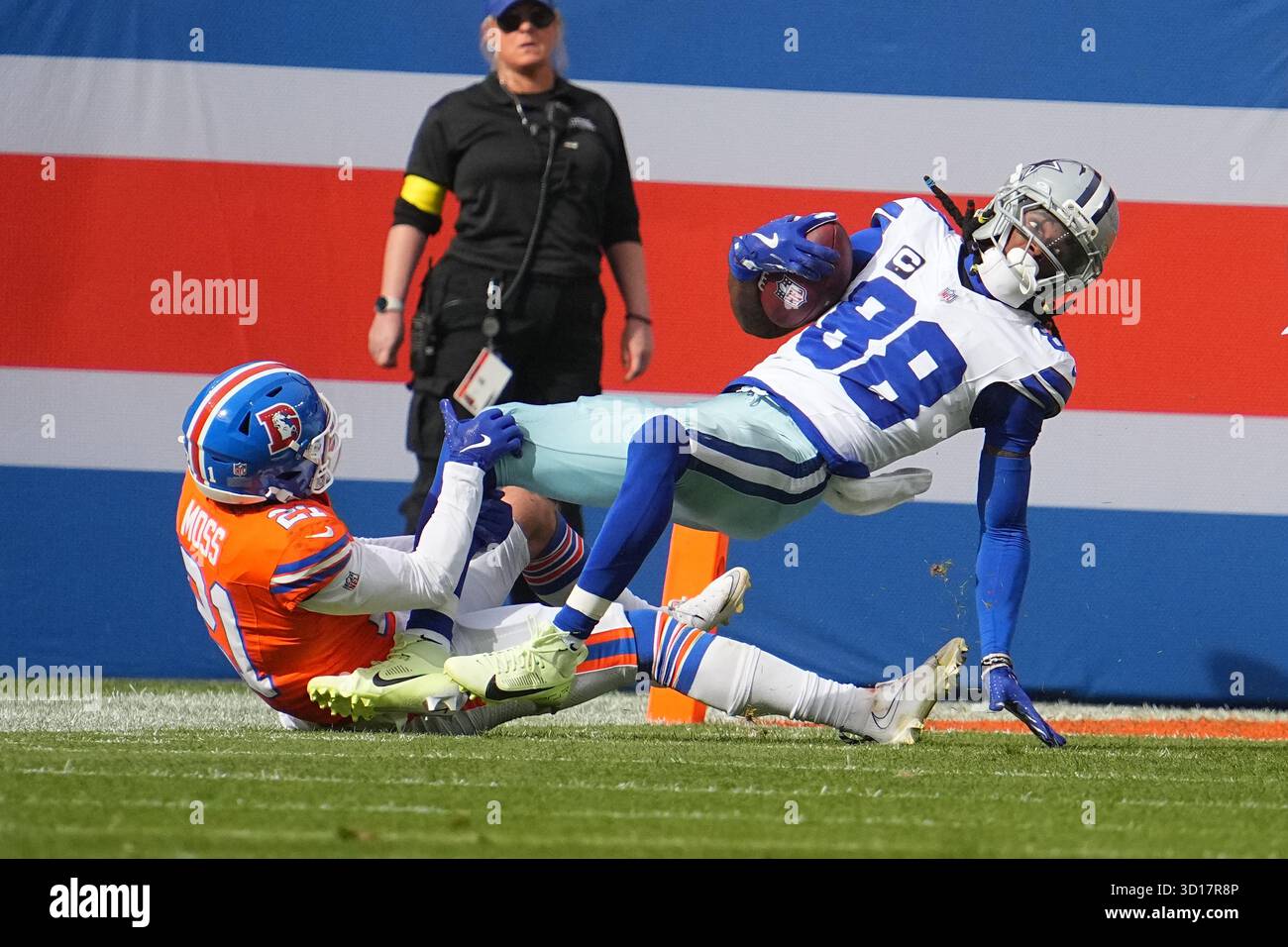 Dallas Cowboys wide receiver CeeDee Lamb (88) makes a catch against the ...