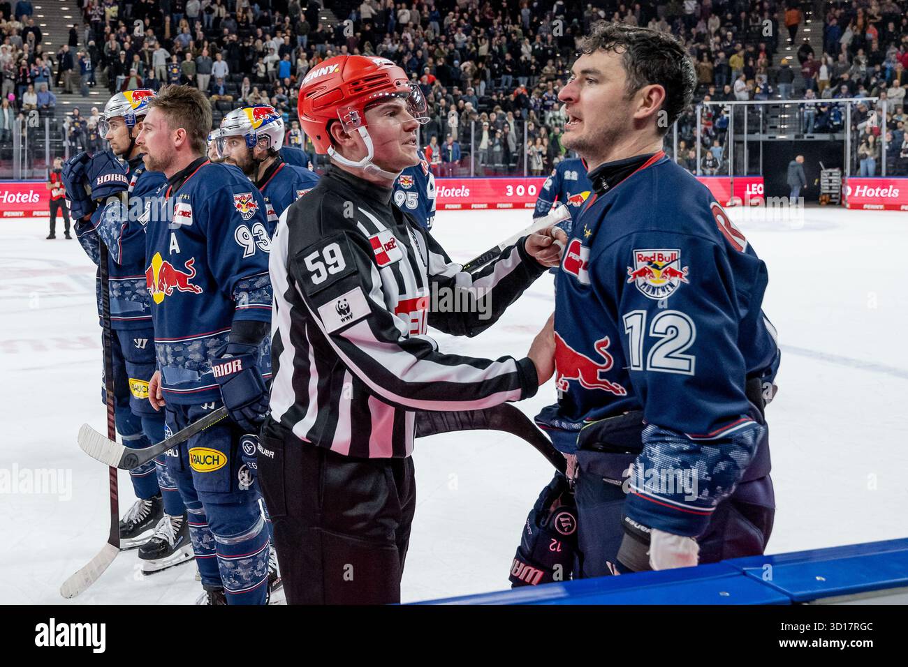 Linesperson Jonas Reinold haelt Brady Ferguson (EHC Red Bull Muenchen ...