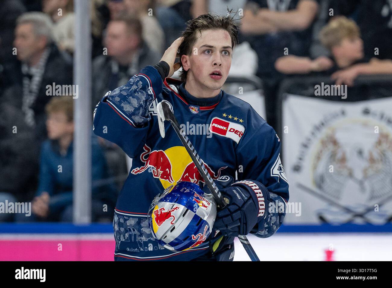 Phillip Sinn (EHC Red Bull Muenchen, #43) GER, EHC Red Bull Muenchen vs ...