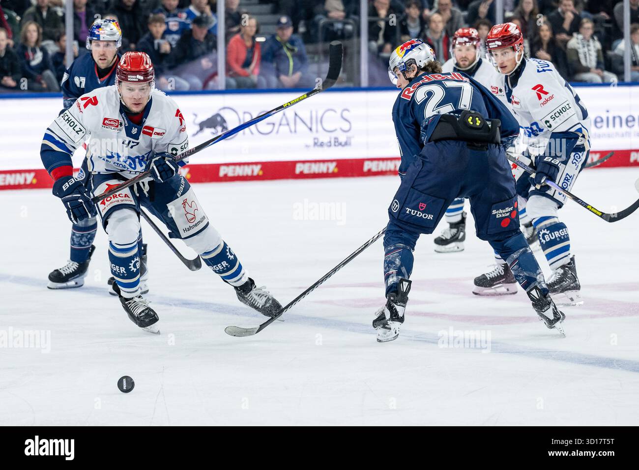 Alexander Karachun (Schwenninger Wild Wings, #47) und Veit Oswald (EHC ...