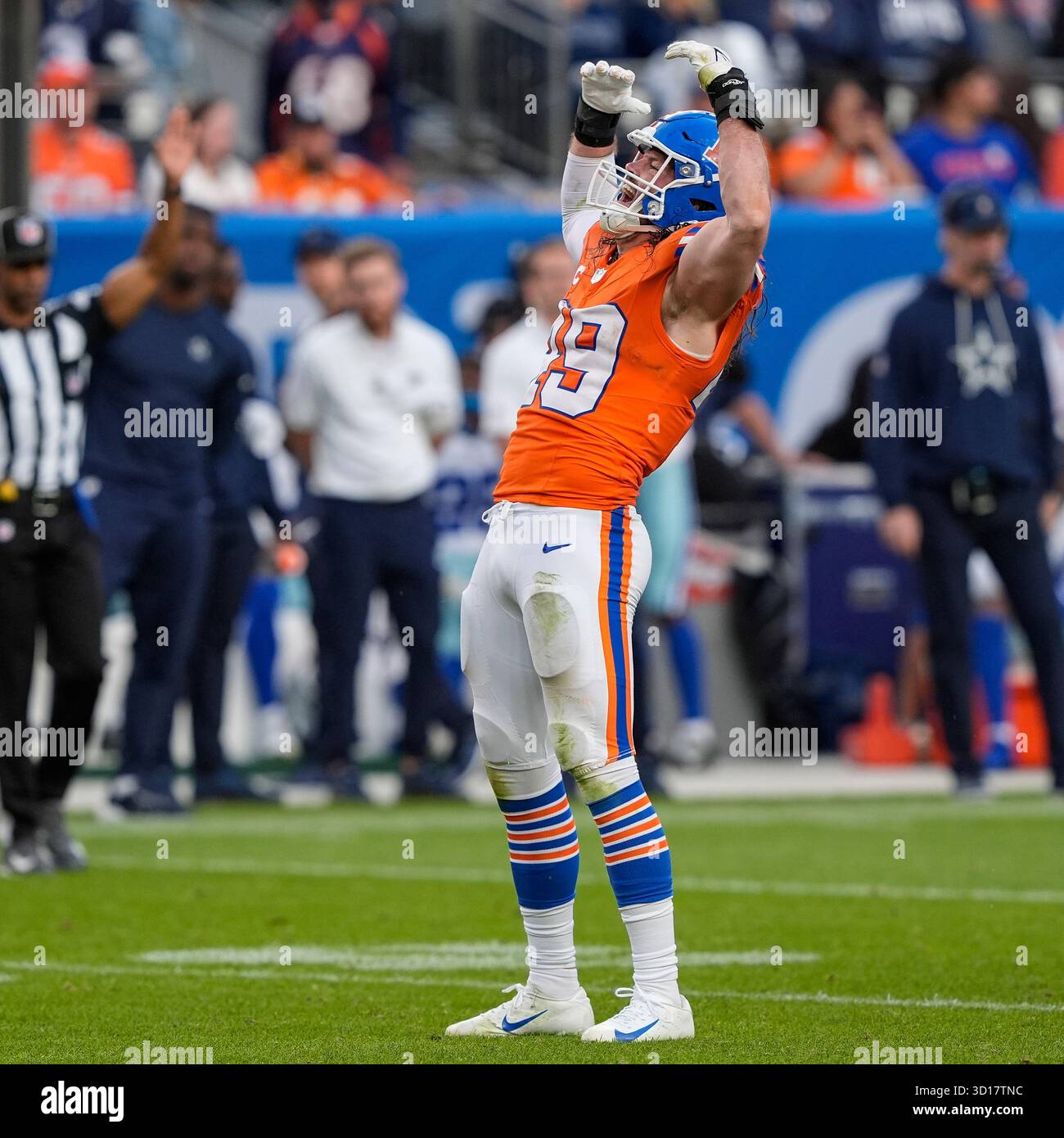 October 26, 2025: Denver Broncos linebacker Alex Singleton (49) flexes ...