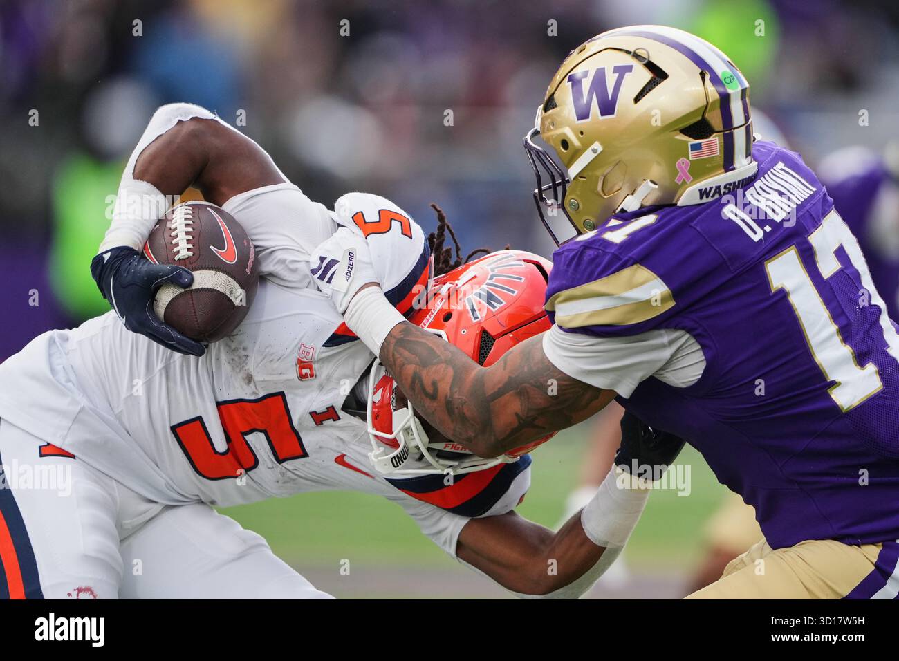 Washington linebacker Deven Bryant (17) tackles Illinois running back ...