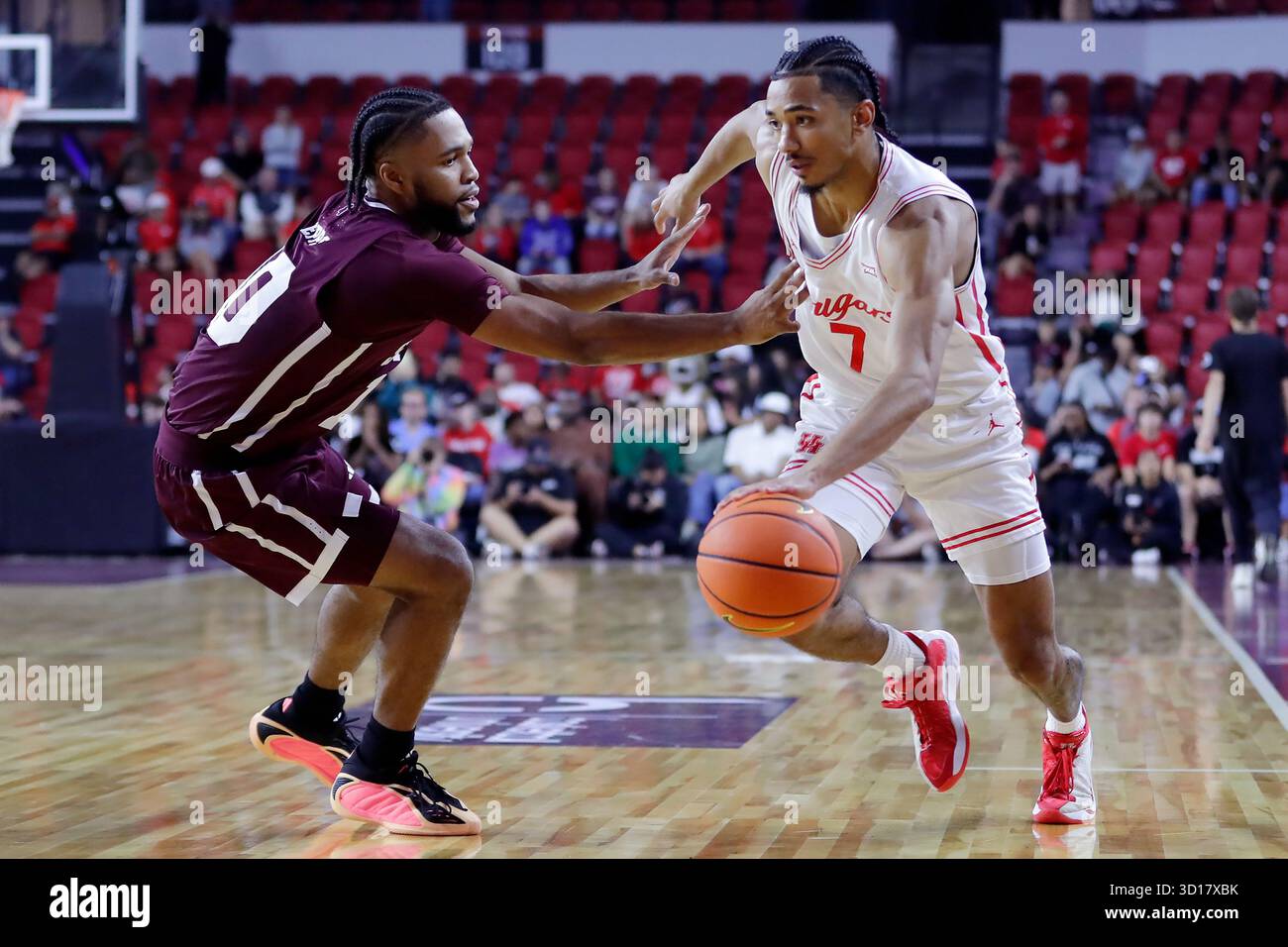 Houston guard Milos Uzan (7) drives around Mississippi State guard ...