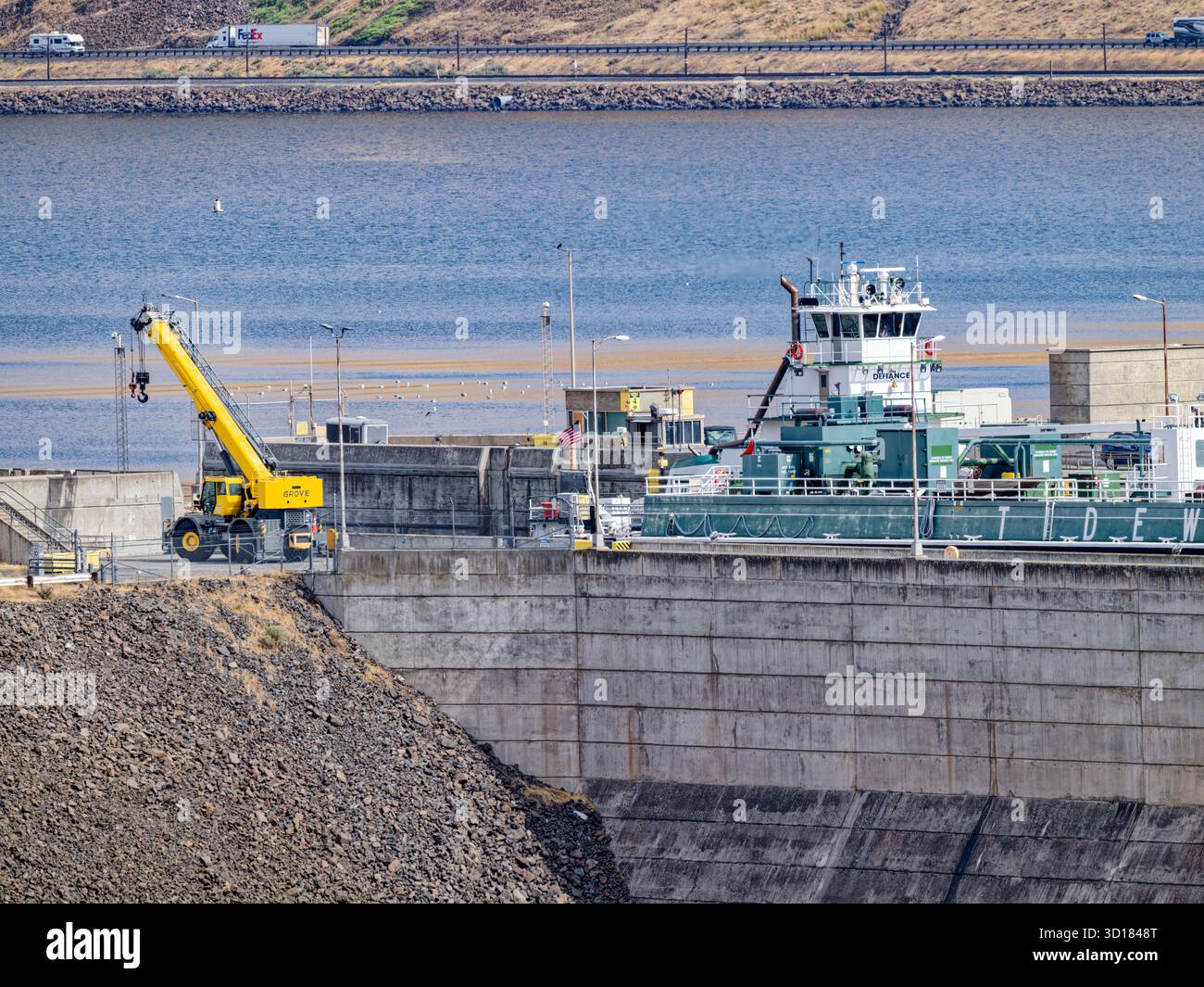 The Defiance tug, operated by the Tidewater Barge Lines, enters the ...