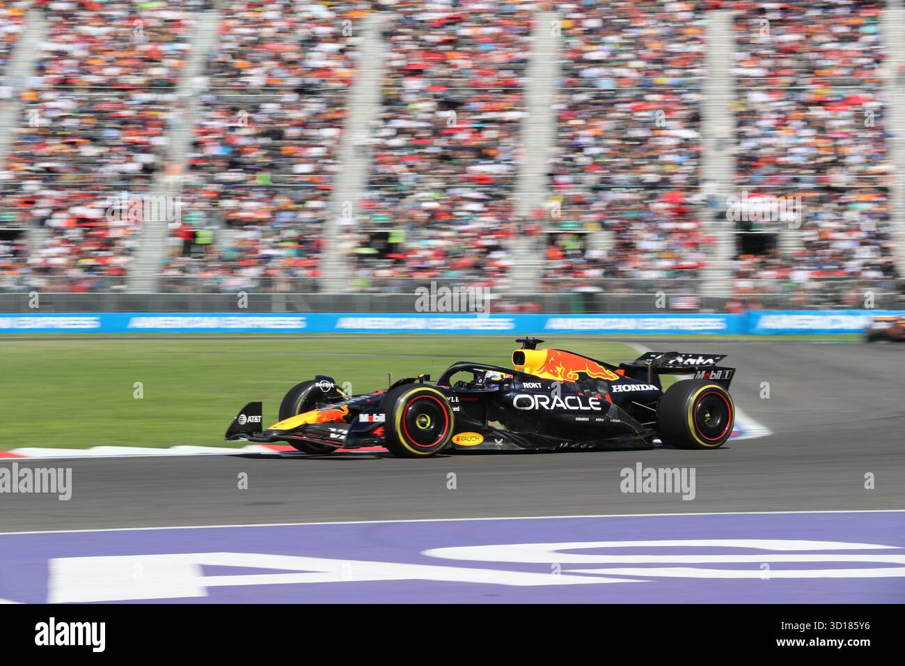 (251027) -- MEXICO CITY, Oct. 27, 2025 (Xinhua) -- Red Bull's Dutch ...