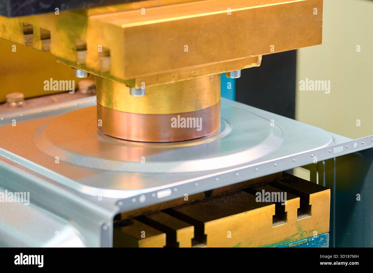 Spot welding process for microwave oven casing involving precise metal ...