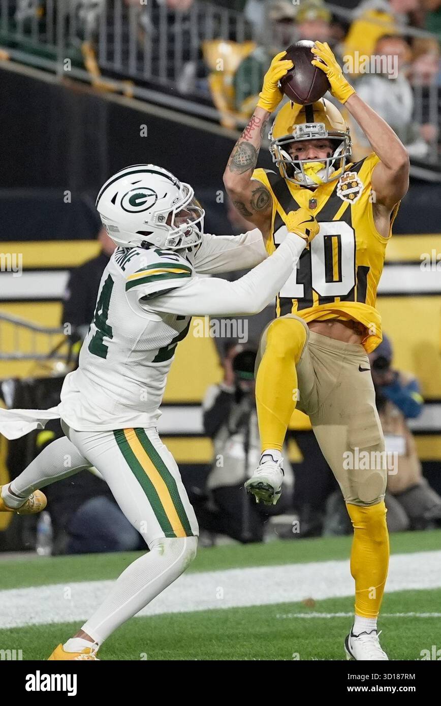 Pittsburgh Steelers' Roman Wilson catches a touchdown in front of Green ...