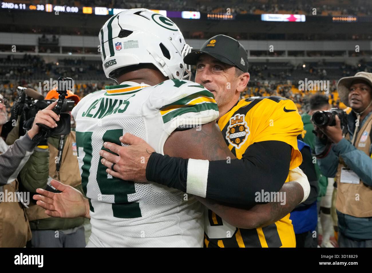 Pittsburgh Steelers' Aaron Rodgers hugs Green Bay Packers' Elgton ...