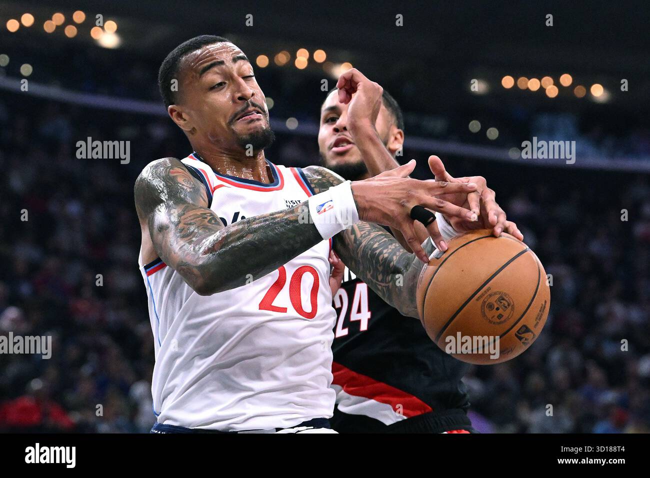 Los Angeles Clippers forward/center John Collins (20) and Portland ...