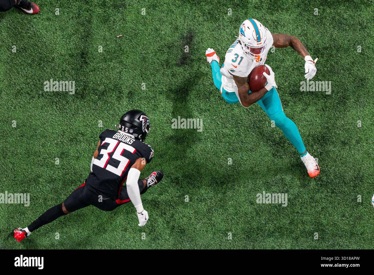 Miami Dolphins running back Ollie Gordon II (31) runs the ball against ...