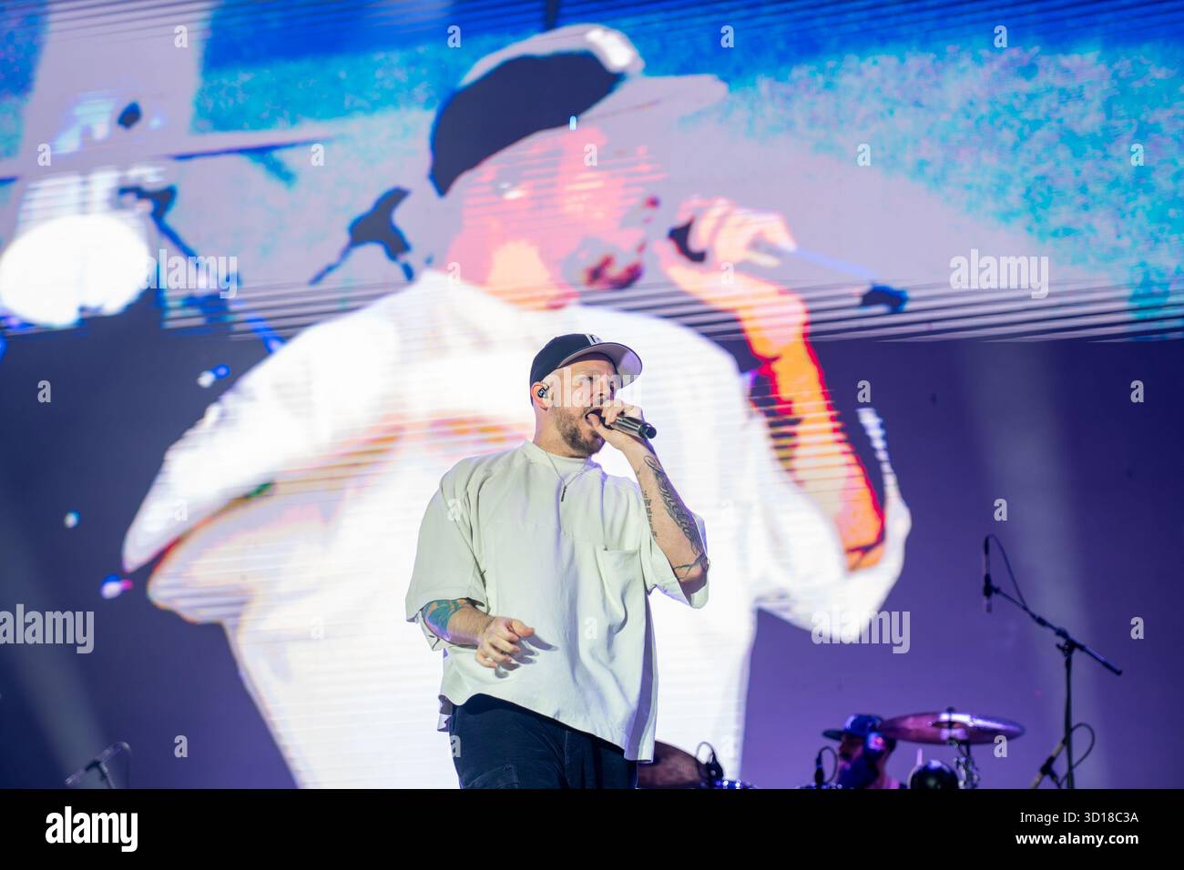Residente performs with his band during a historic concert at Monumento ...