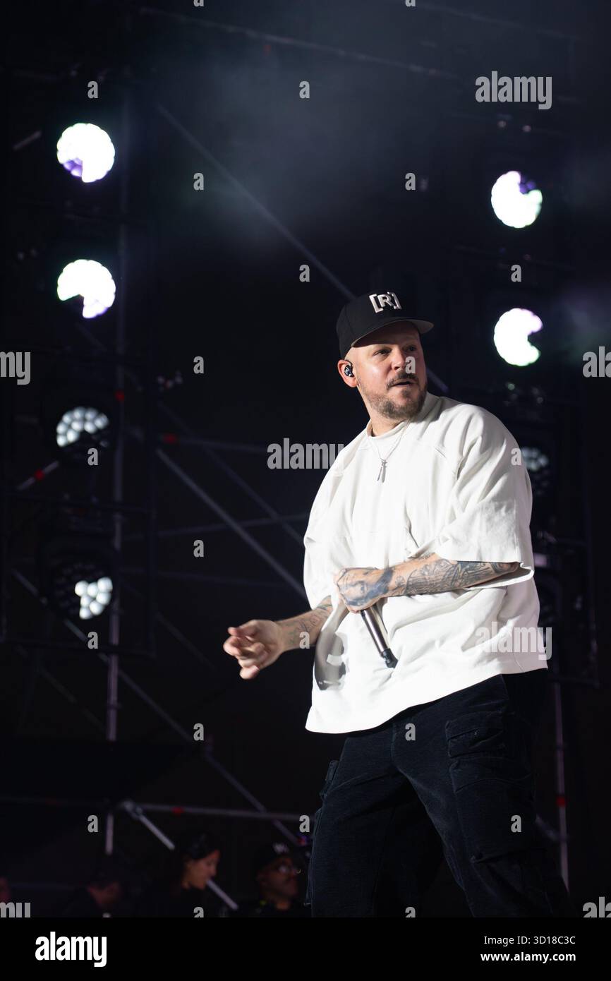 Residente performs with his band during a historic concert at Monumento ...