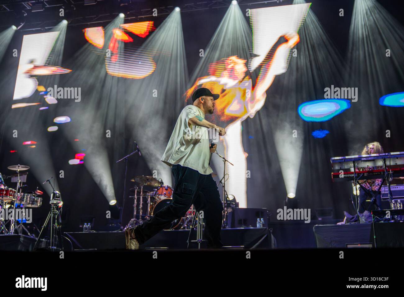 Residente performs with his band during a historic concert at Monumento ...