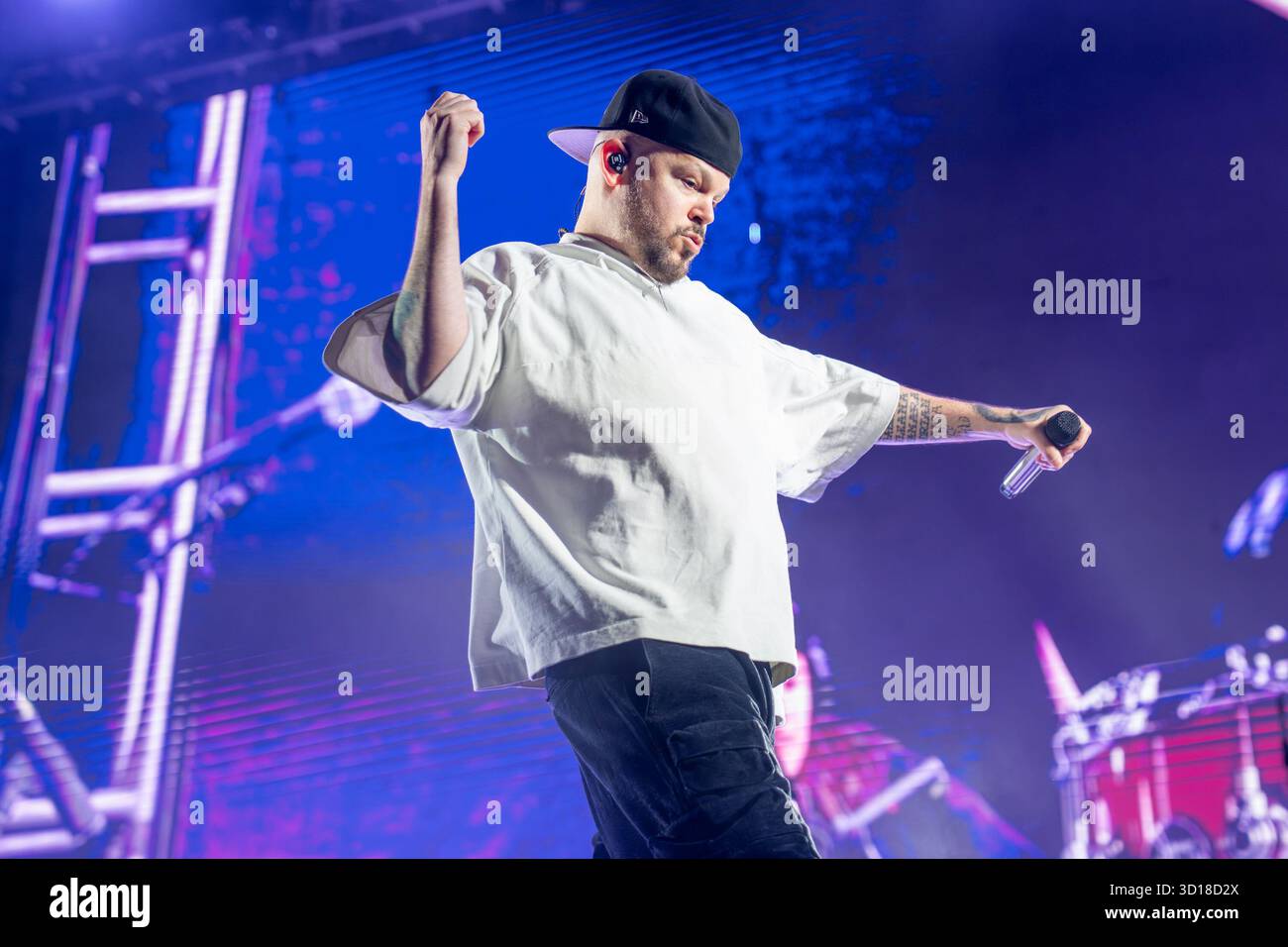 Residente performs with his band during a historic concert at Monumento ...