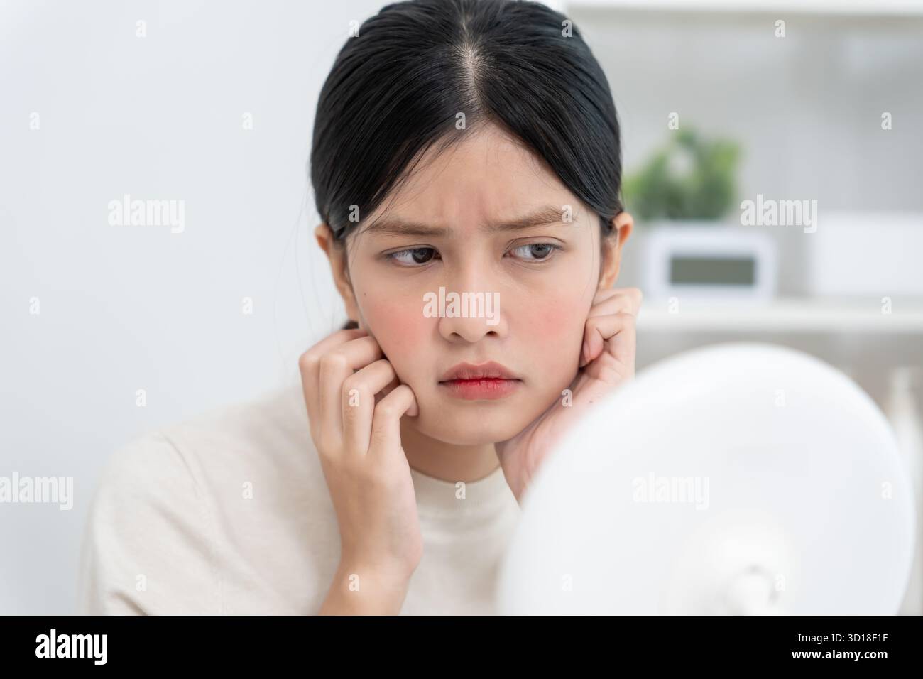 Young woman are worried about faces Dermatology and allergic to ...