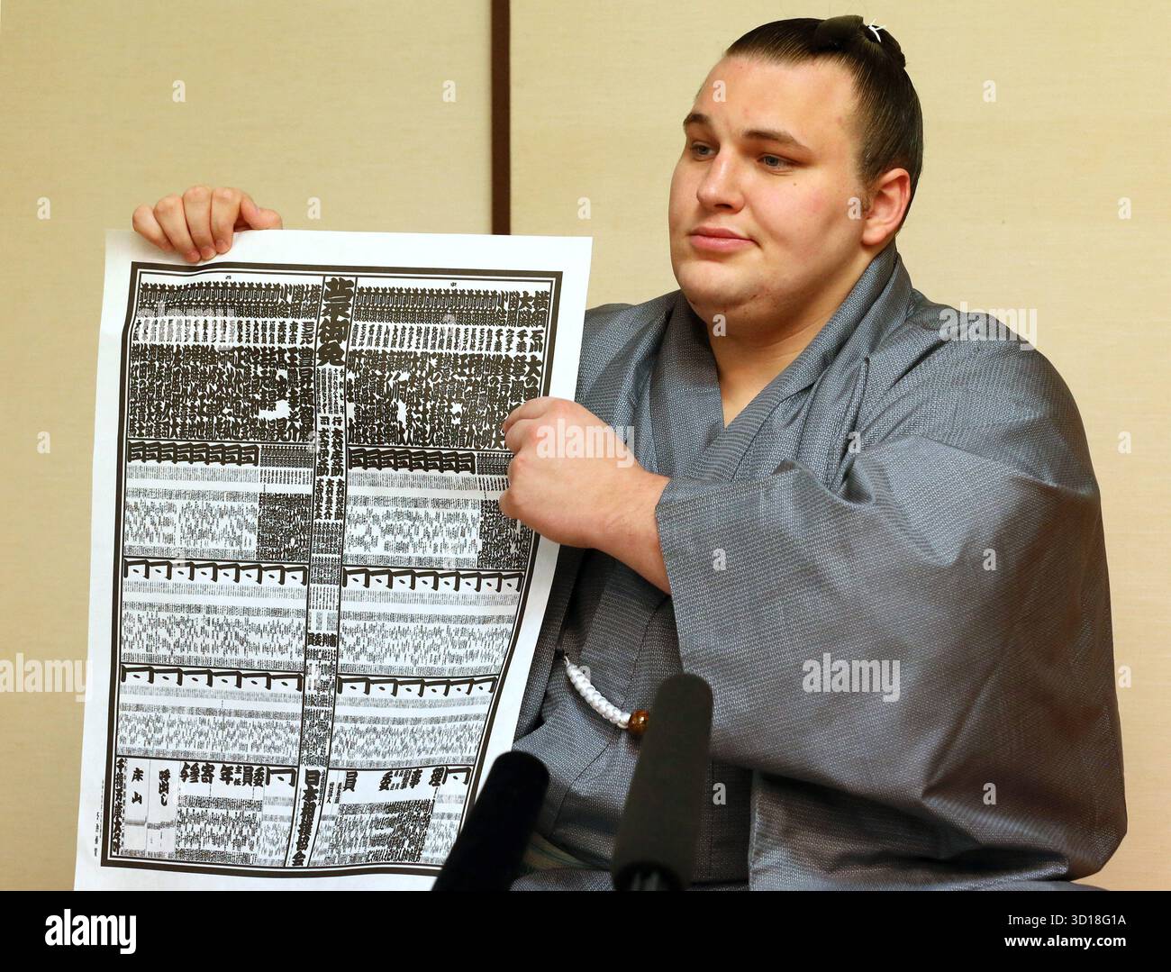 New Sekiwake-ranked Aonishiki of Ukraine points to his own name after ...
