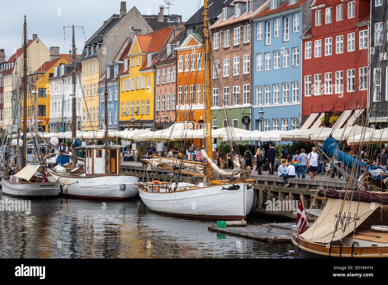 Colourful houses, boats and canal, Nyhavn, Copenhagen, Denmark Stock ...