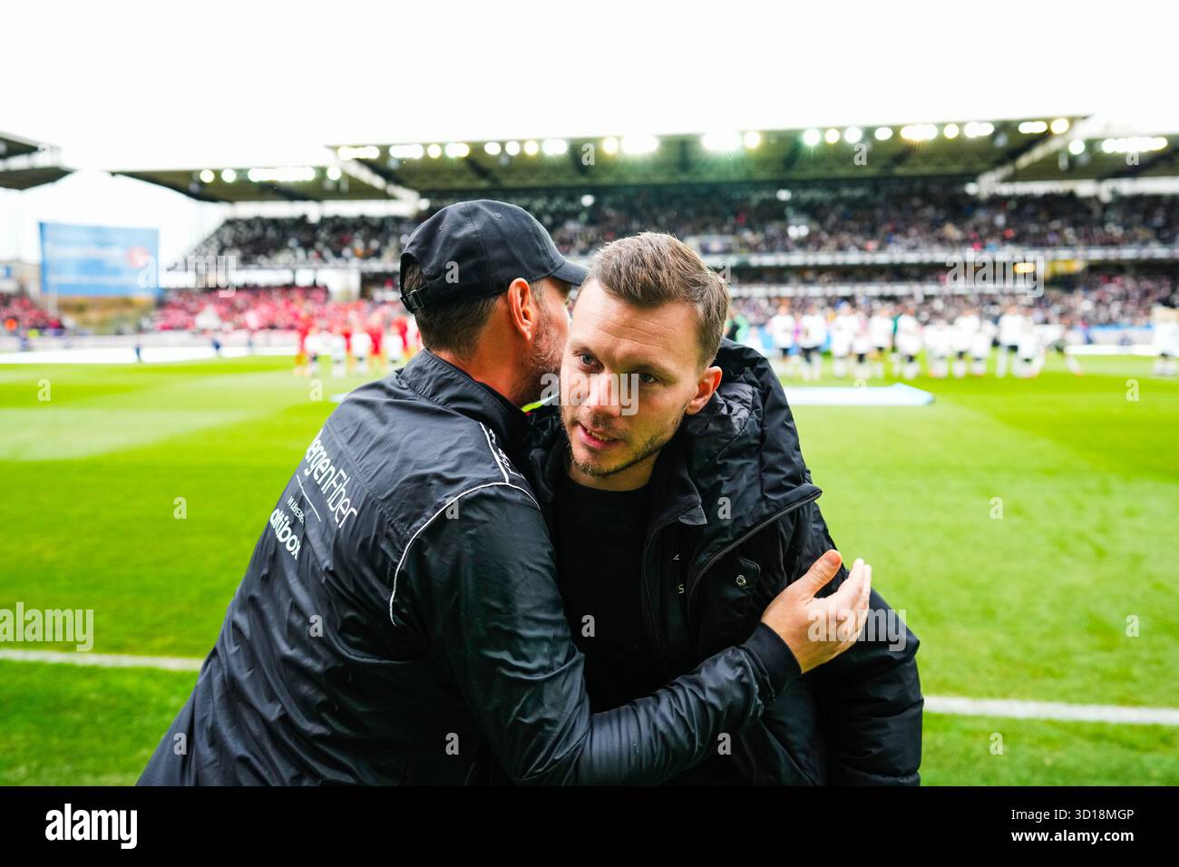 Trondheim 20251026. Brann's coach Freyr Alexandersson greets Rosenborg's coach Alfred Johansson ...