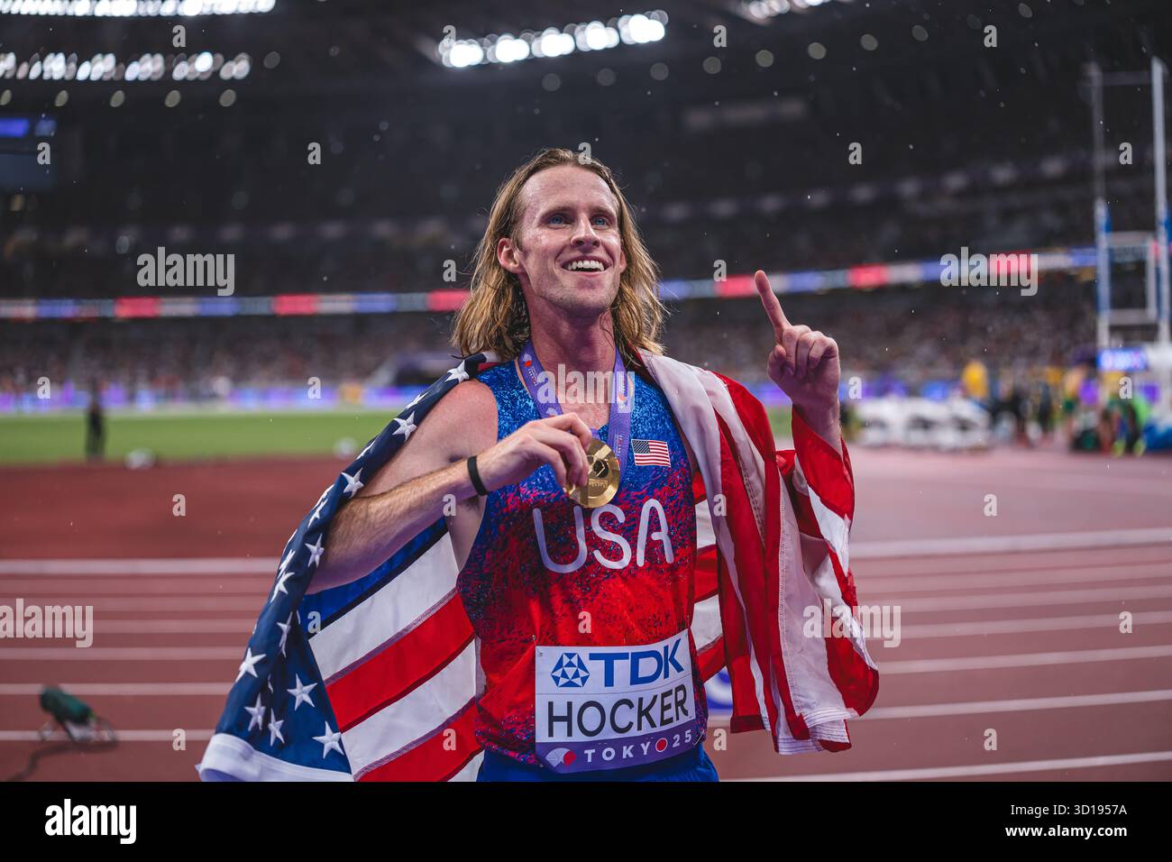 Cole Hocker celebrating her medal with her country's flag at the 2025 ...