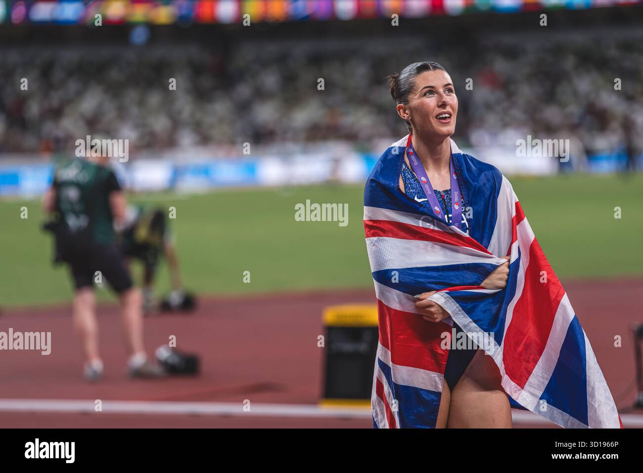 Amy Hunt celebrating her medal with her country's flag at the 2025 ...
