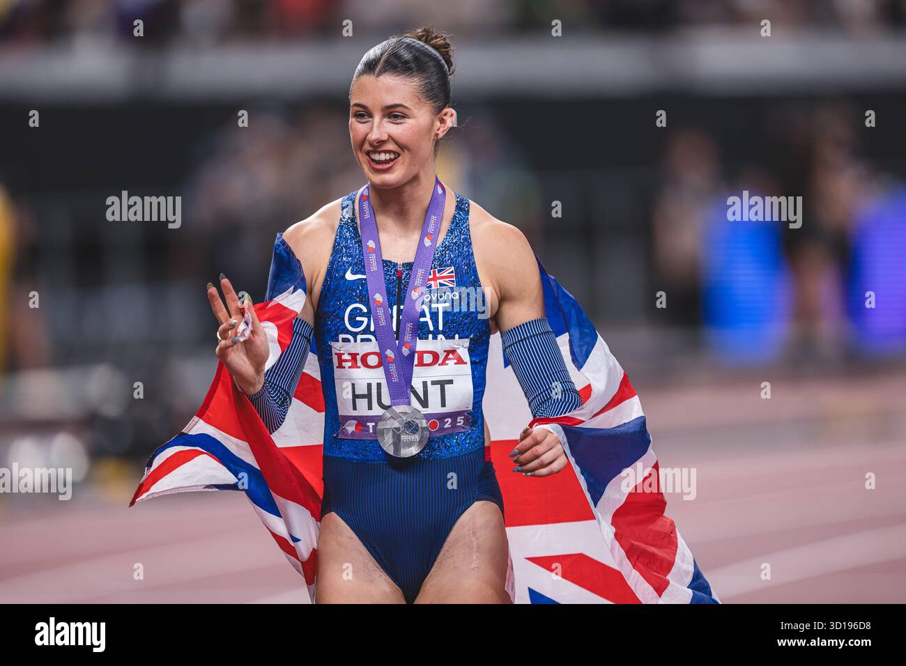 Amy Hunt celebrating her medal with her country's flag at the 2025 ...